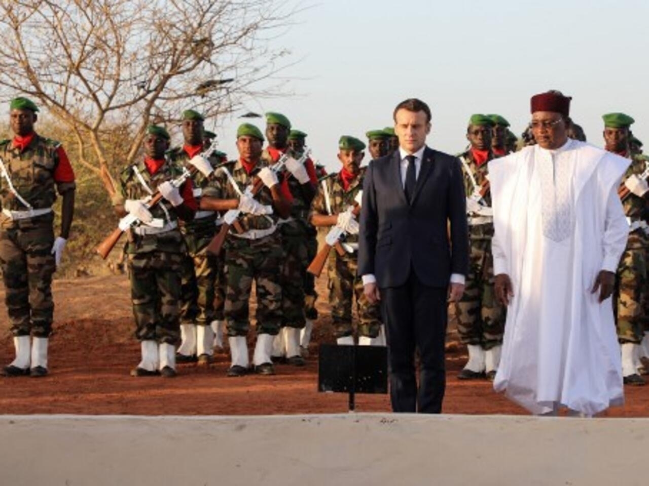 Niger: Macron s'incline devant les sépultures des militaires tombés à ...